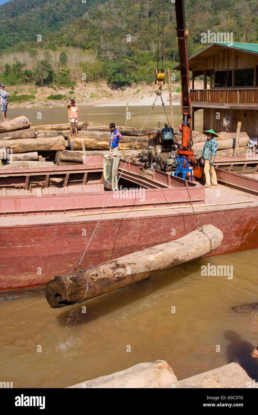 Men hauling barge hi-res stock photography and images - Alamy