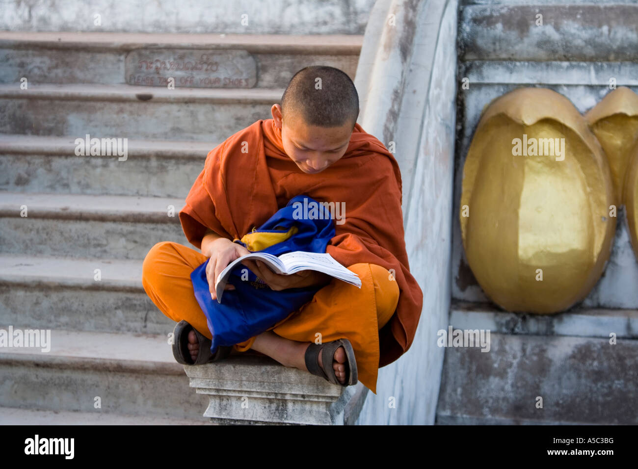 Monks reading book hi-res stock photography and images - Alamy