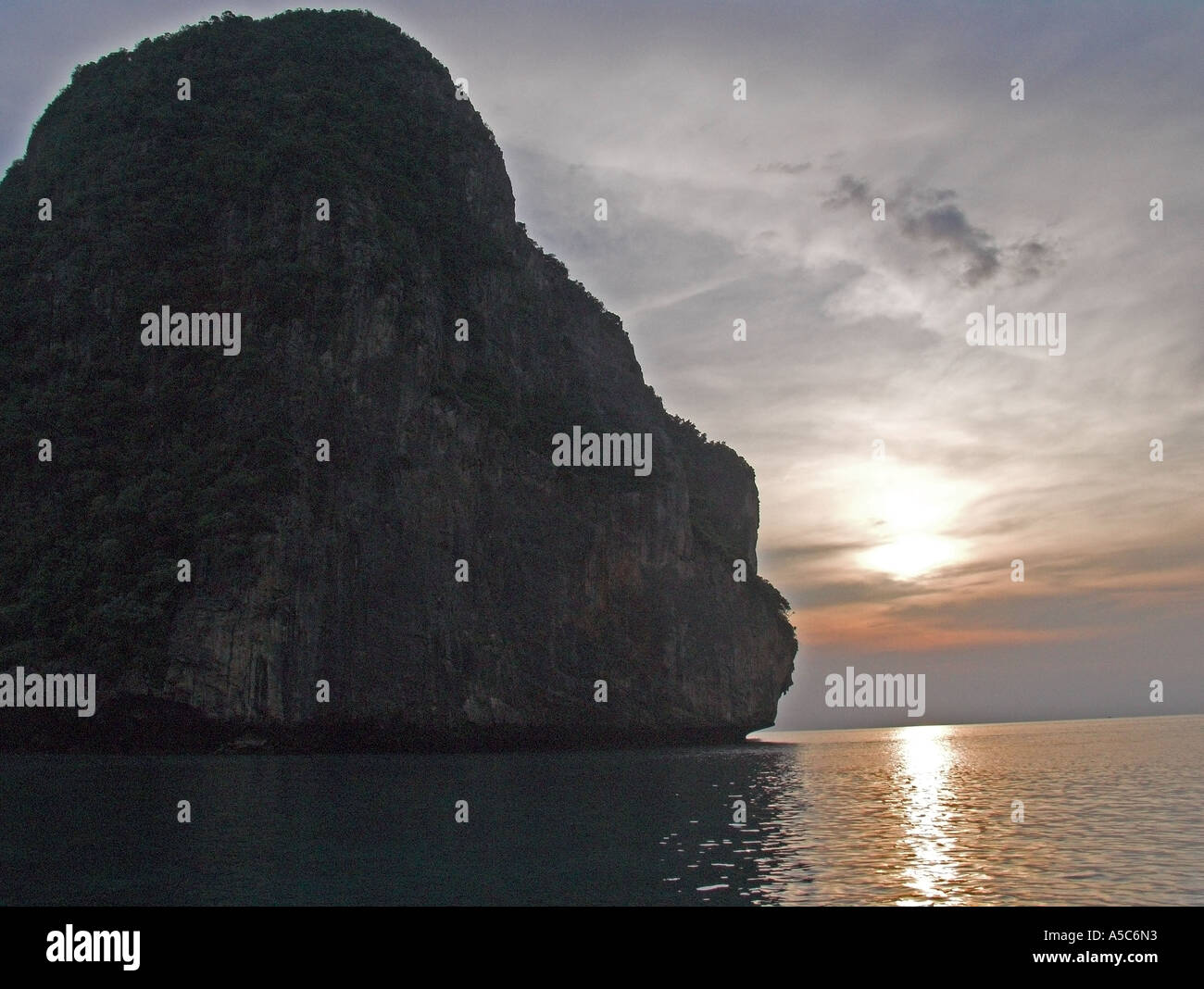 Sunset beyond the towering limestone cliffs of Phi Phi Leh island ...