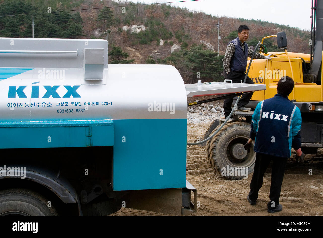 Refueling heavy construction equipment hi-res stock photography and ...