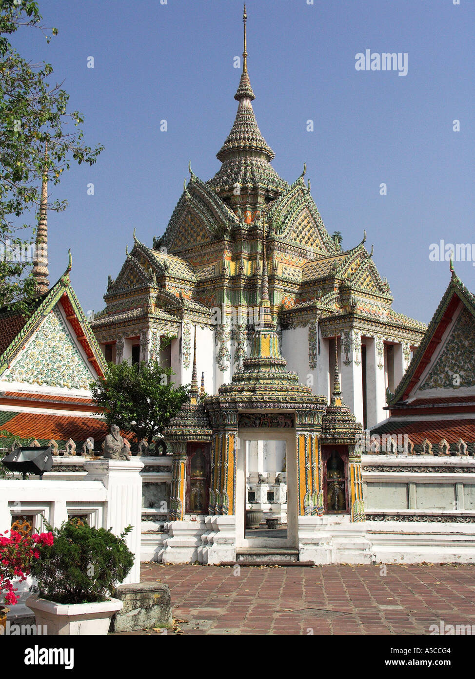 Wat po temple bangkok hi-res stock photography and images - Alamy