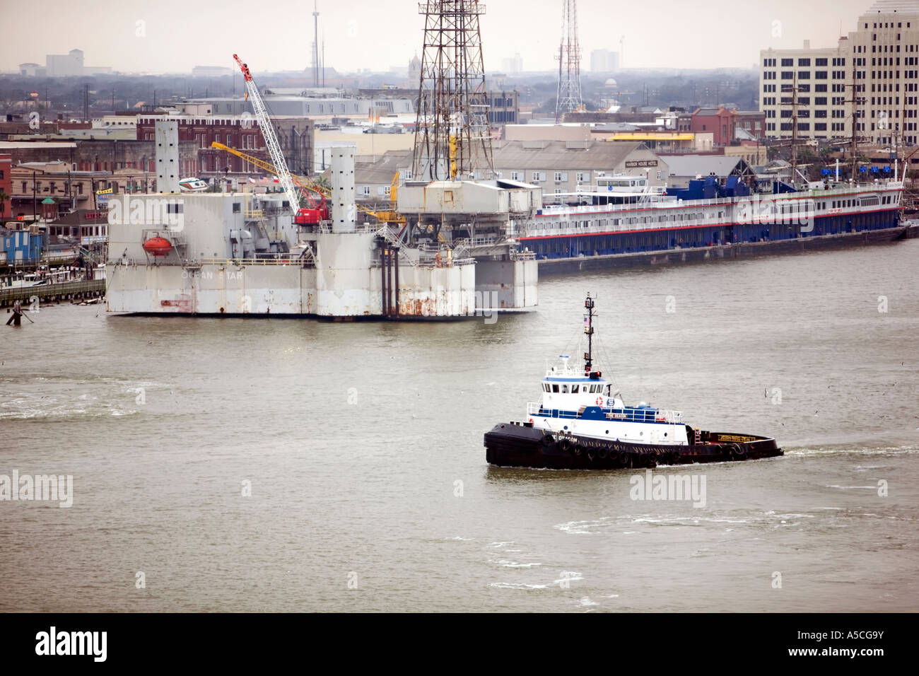 Tug boat oil platform Stock Photo - Alamy
