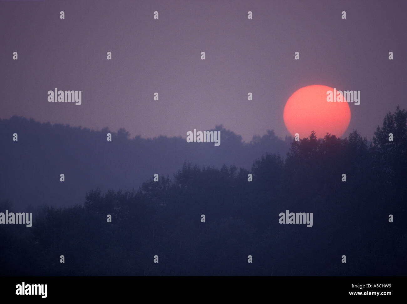 Big red sun setting through hi-res stock photography and images - Alamy