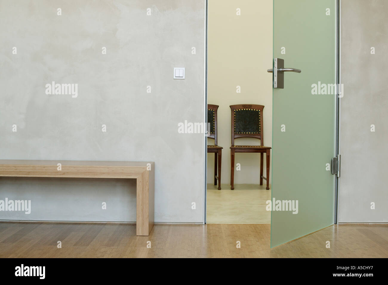 Tables with modern floor floor hi-res stock photography and images - Alamy