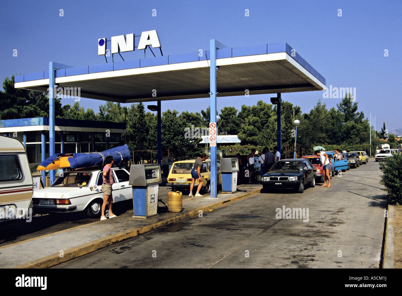 Cars queuing for petrol hi-res stock photography and images - Alamy