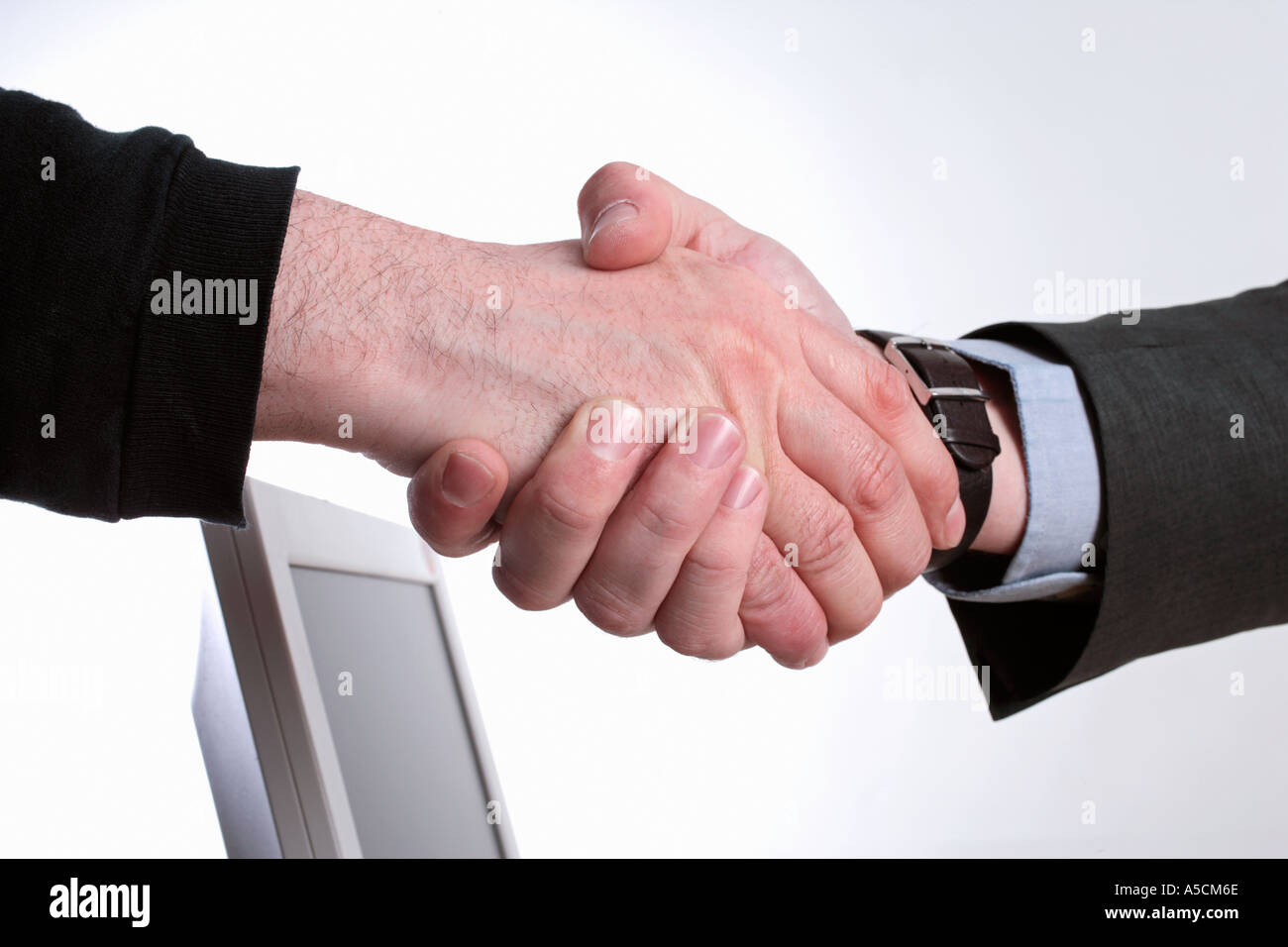 Two computers shaking hands hi-res stock photography and images - Alamy