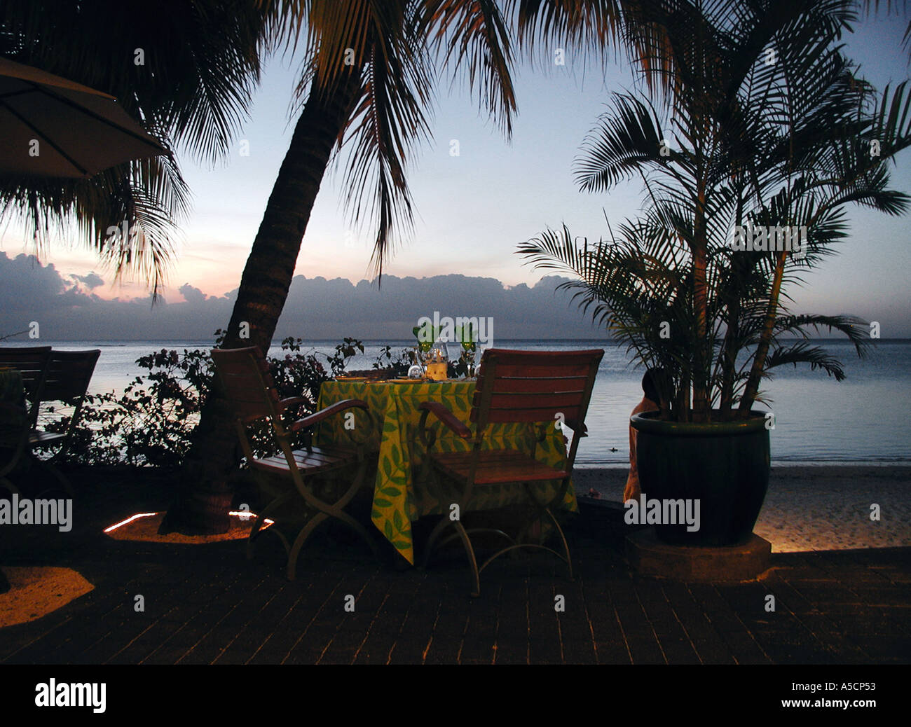 Mauritius Romantic table for two overlooking the Indian Ocean at sunset ...