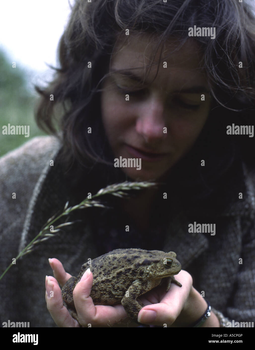 Girl with toad hi-res stock photography and images - Alamy
