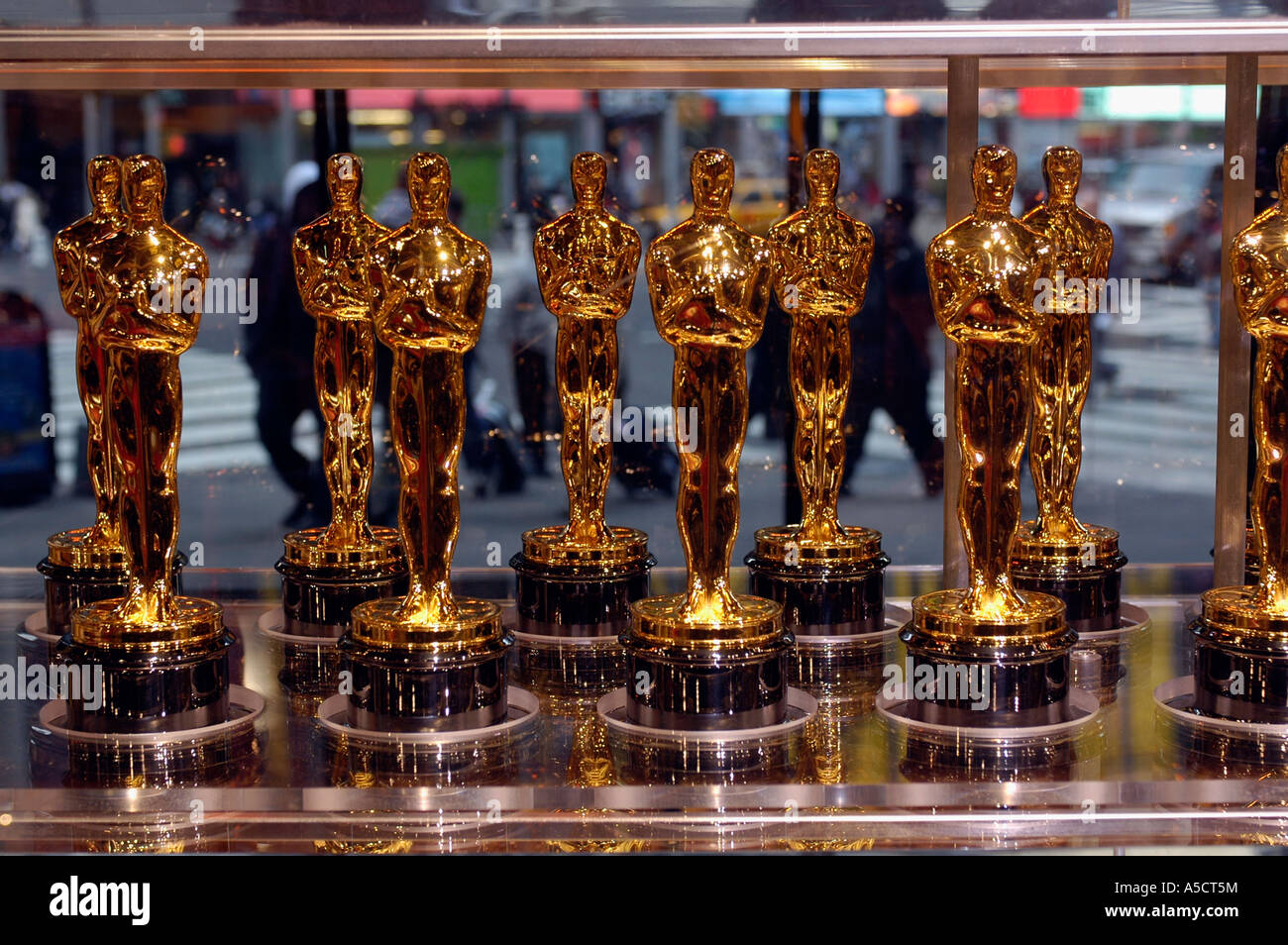 Oscar statuettes hi-res stock photography and images - Alamy