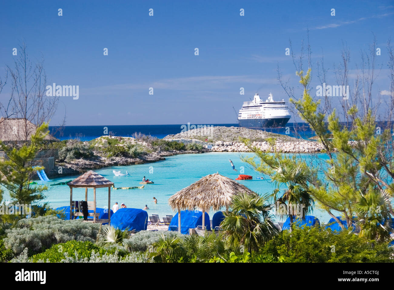 View half moon cay hi-res stock photography and images - Alamy