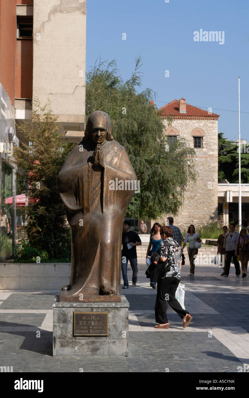 FYROM Republic of Macedonia. SKOPJE Mother Teresa statue Stock Photo ...