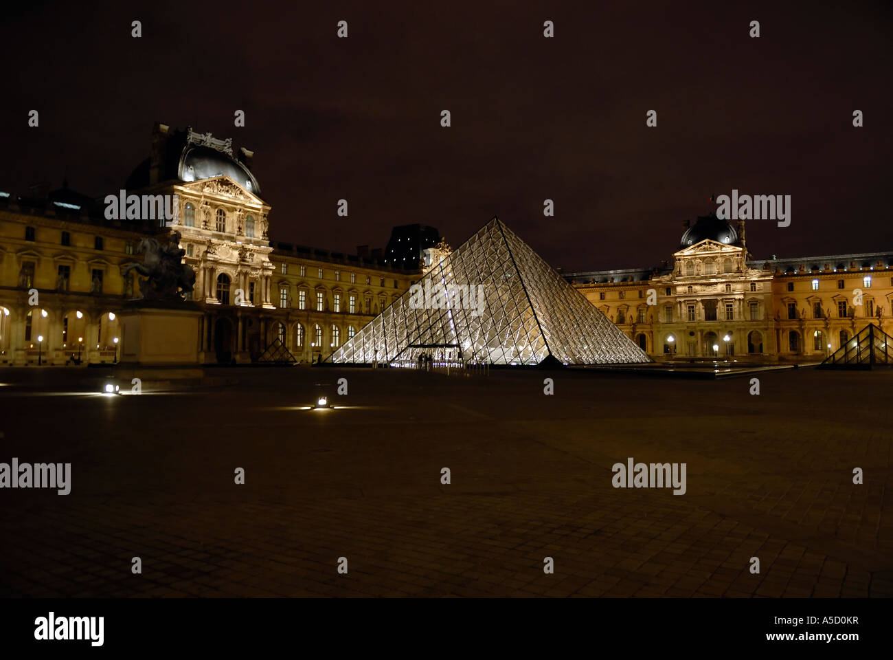 Pyramide du louvre at night hi-res stock photography and images - Alamy