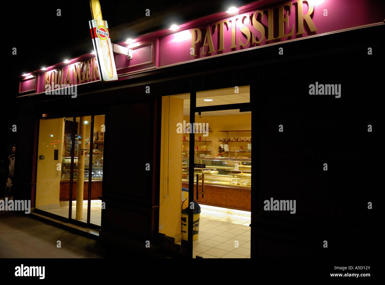 Paris bakery night hi-res stock photography and images - Alamy