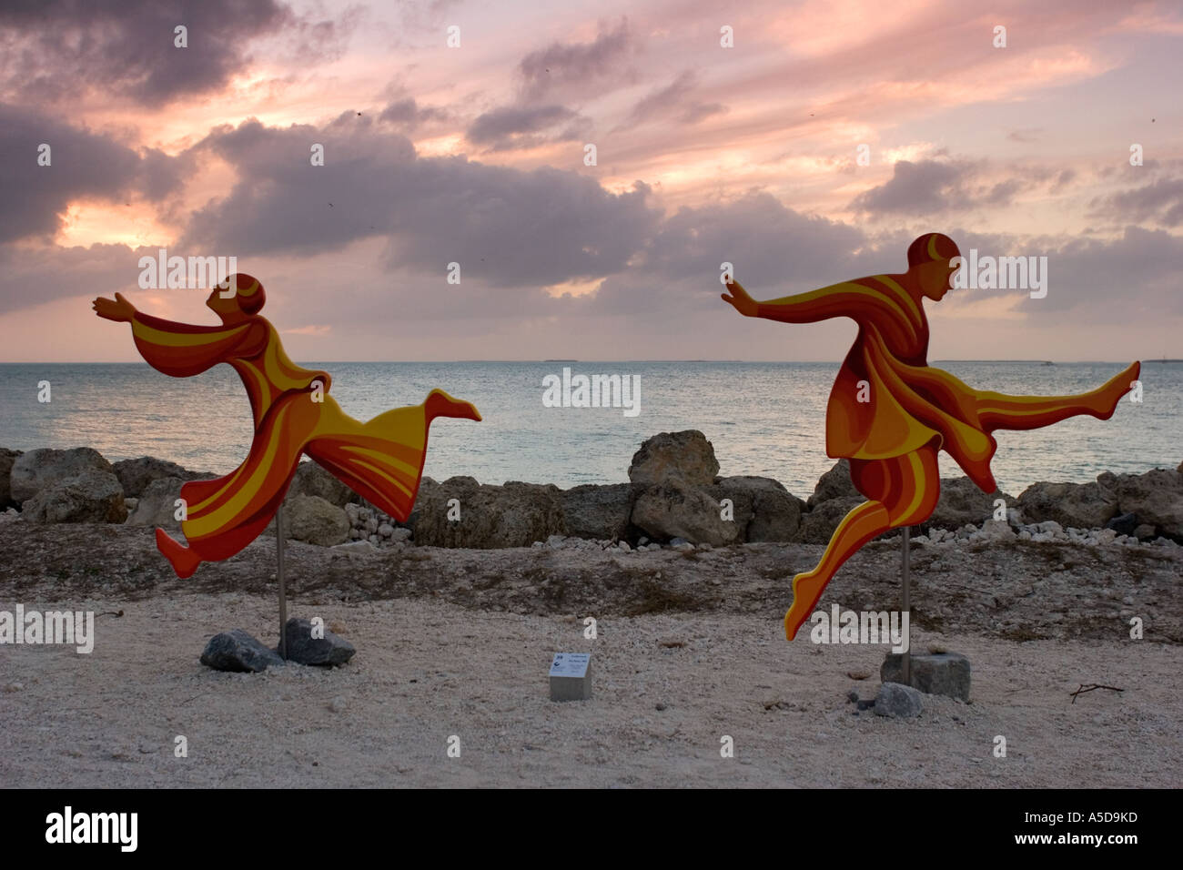 Two statues at beach hi-res stock photography and images - Alamy