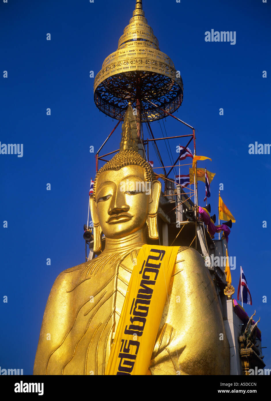 Wat Indraviharn Standing Buddha Bangkok Thailand Stock Photo - Alamy