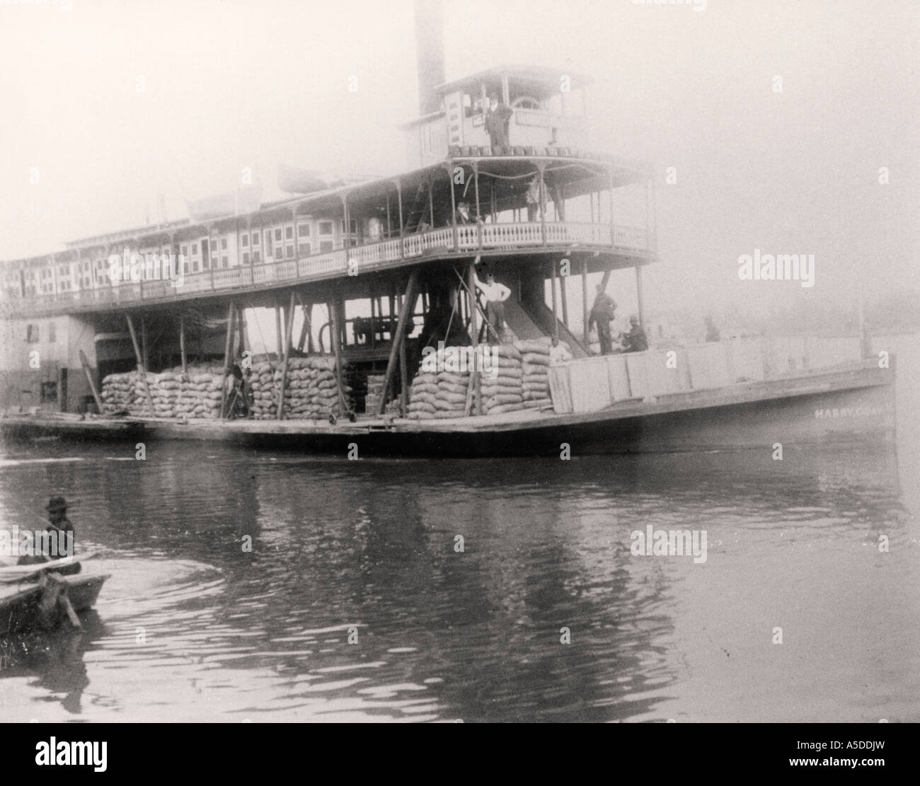 Steam barge hi-res stock photography and images - Alamy