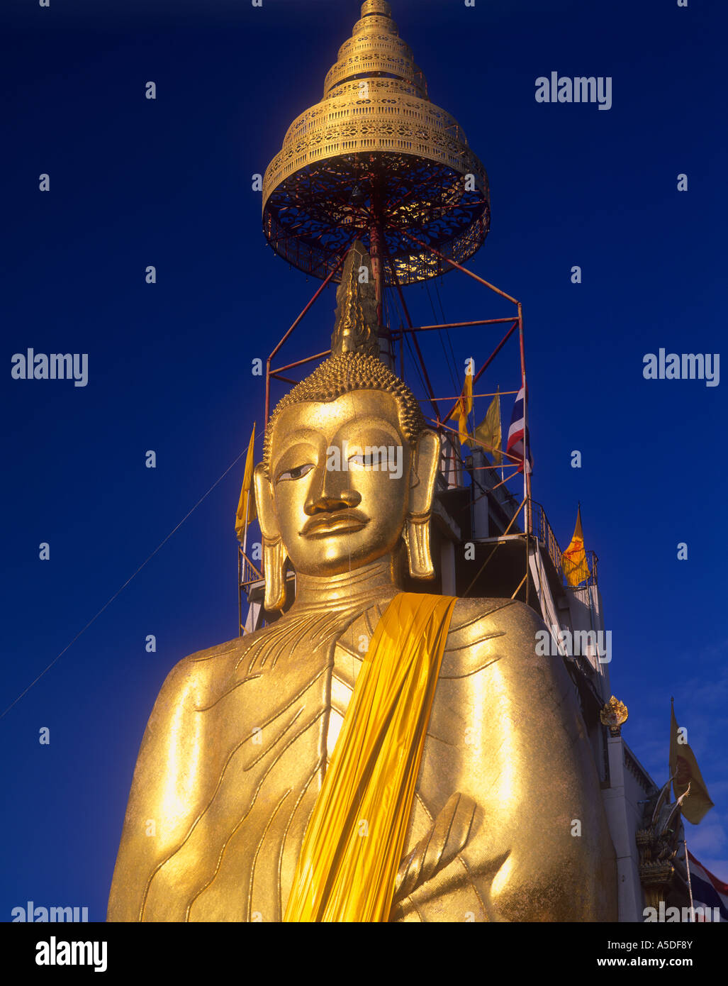 Wat Indraviharn Standing Buddha Bangkok Thailand Stock Photo - Alamy