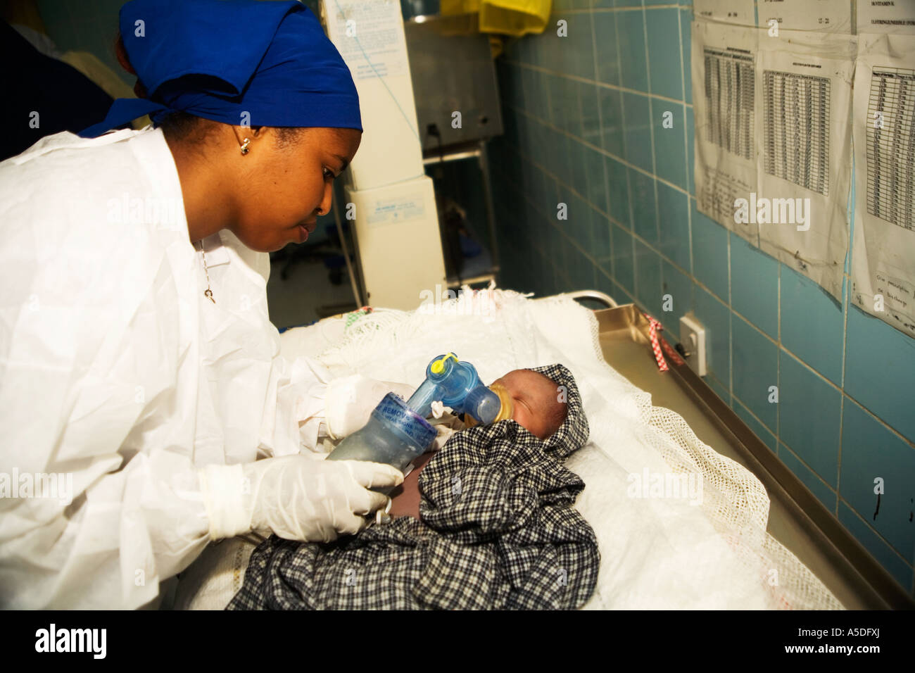 Midwife holding newborn baby hi-res stock photography and images - Alamy