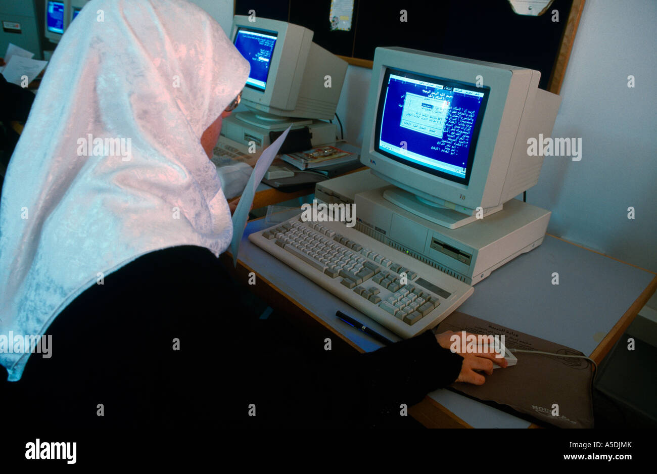 Arab girl computer hi-res stock photography and images - Alamy