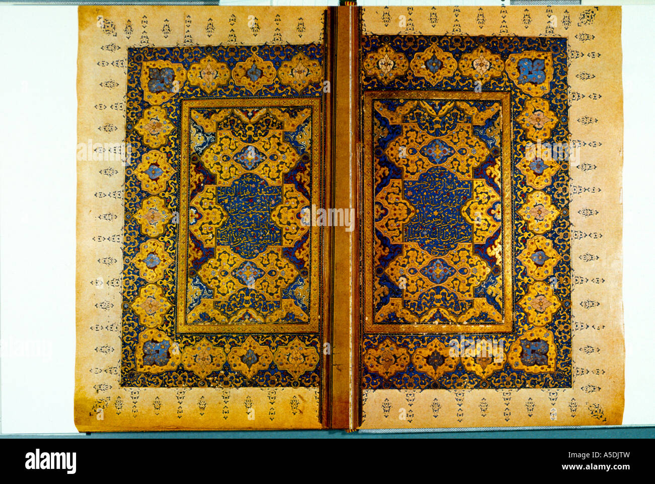Quran hi-res stock photography and images - Alamy