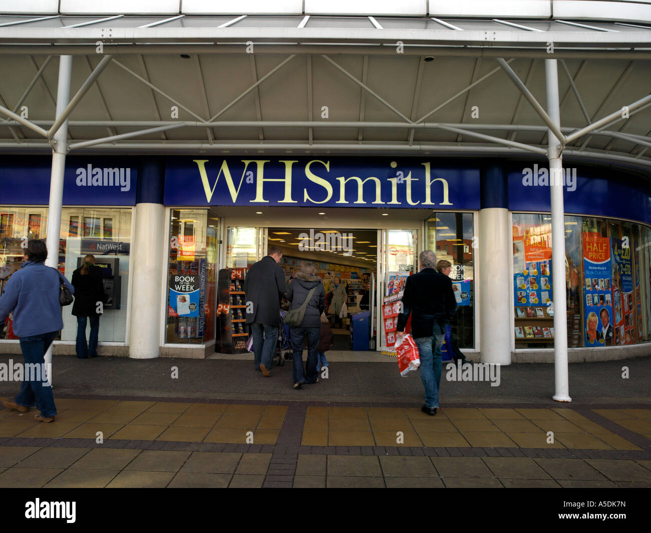 W smith shop hi-res stock photography and images - Alamy