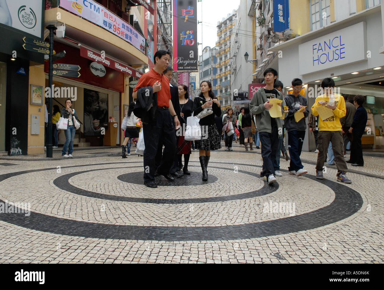 Pedestrians walk around square hi-res stock photography and images - Alamy