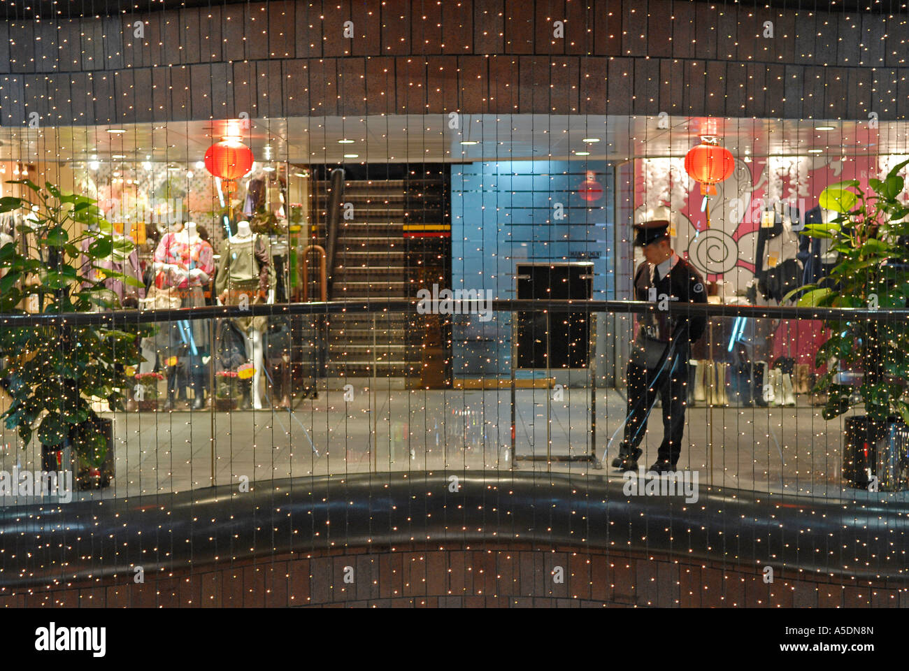 Multi level shopping centre center hi-res stock photography and images ...