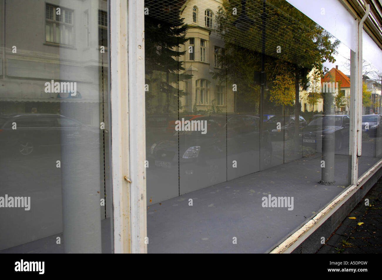empty premises business closed shut high street store shop economy ...