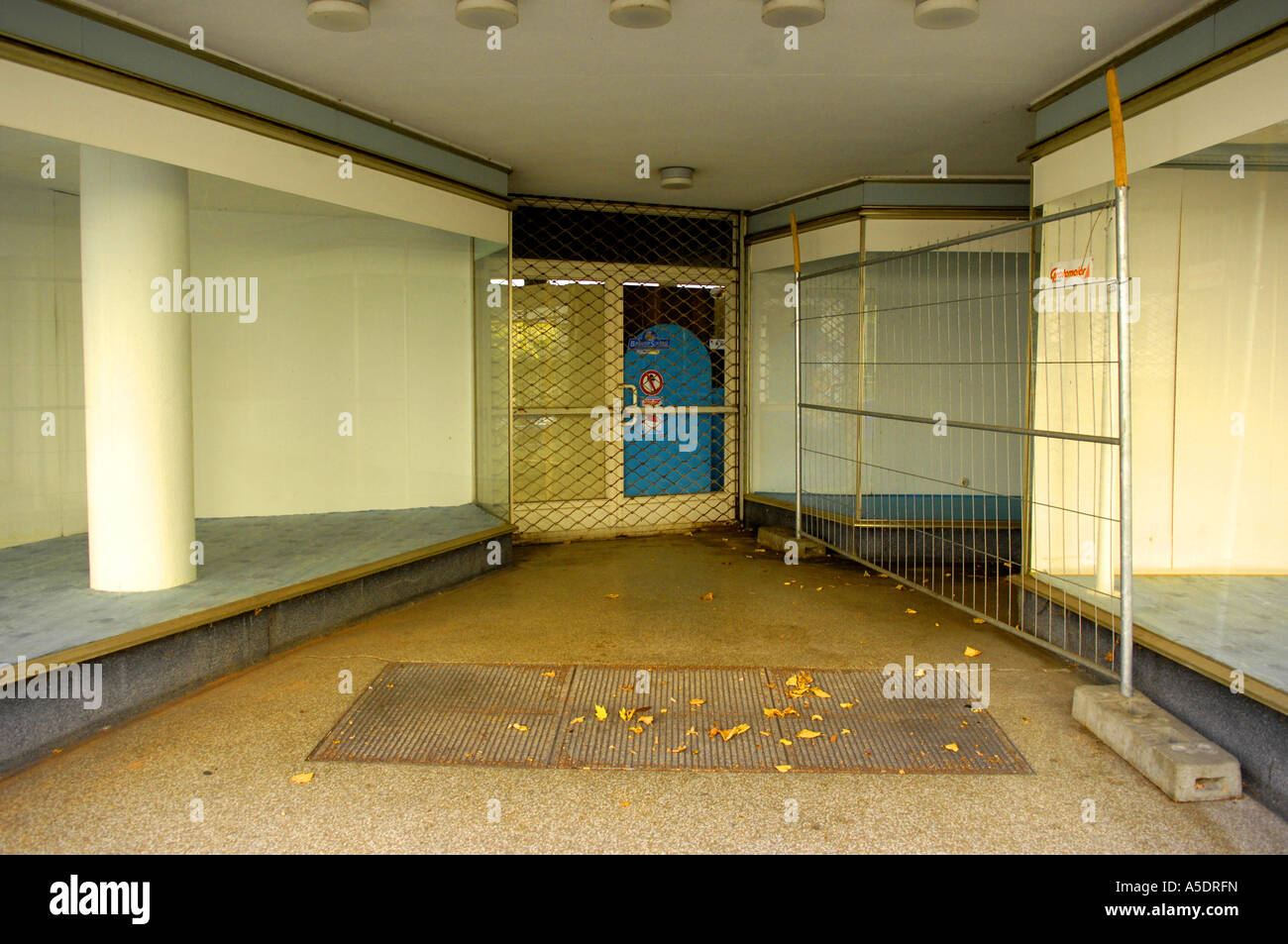 empty premises business closed shut high street store shop economy ...