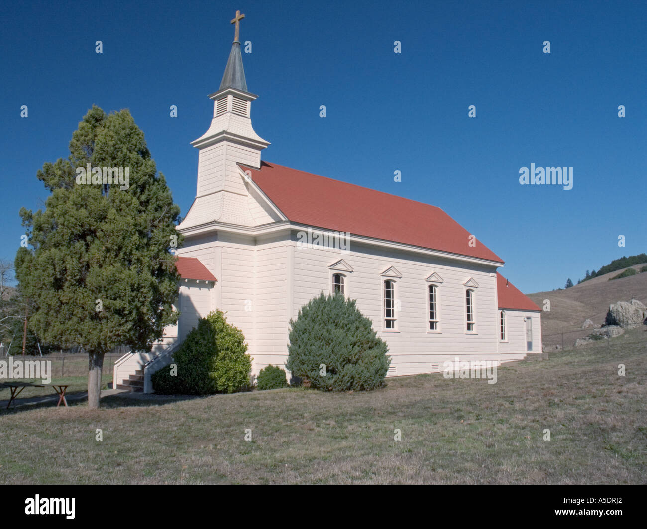 Plain white church hi-res stock photography and images - Alamy