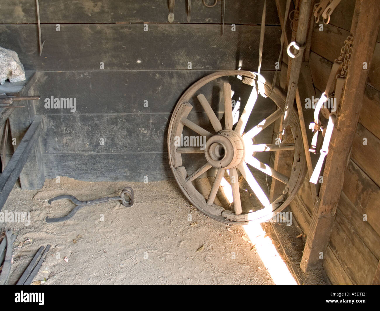 Western wagon wheel from the California Gold Rush era Stock Photo - Alamy