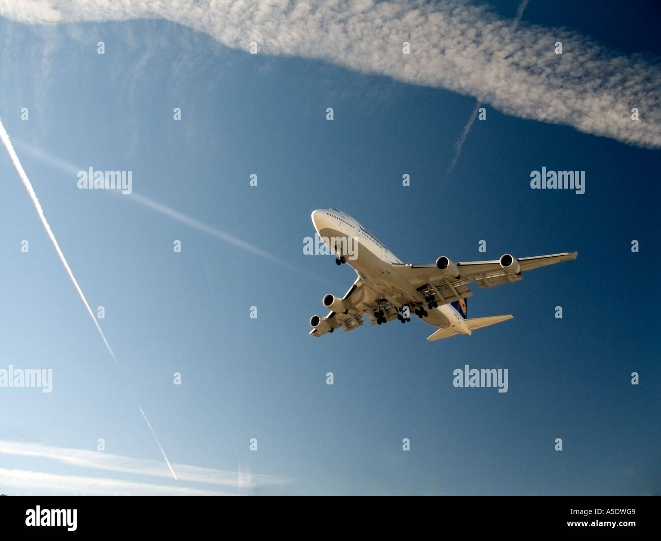 Runway approach path hi-res stock photography and images - Alamy