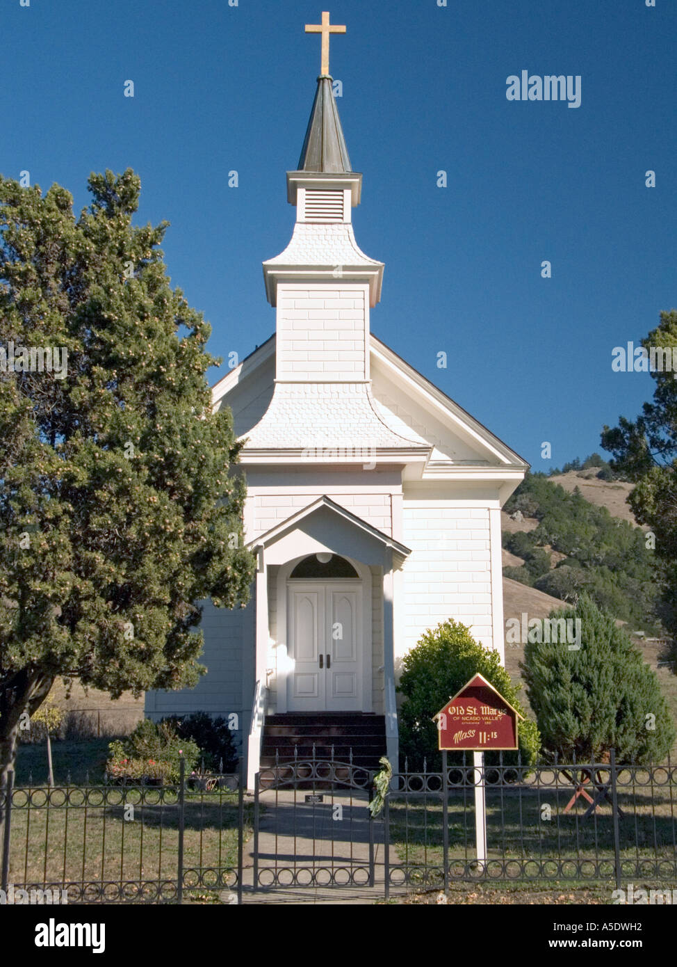 Plain white church hi-res stock photography and images - Alamy