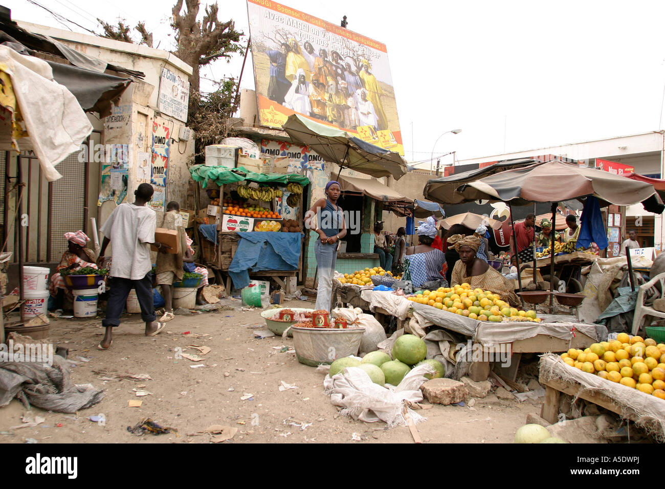 Senegal Kaolack fruit sellers in the market Stock Photo - Alamy