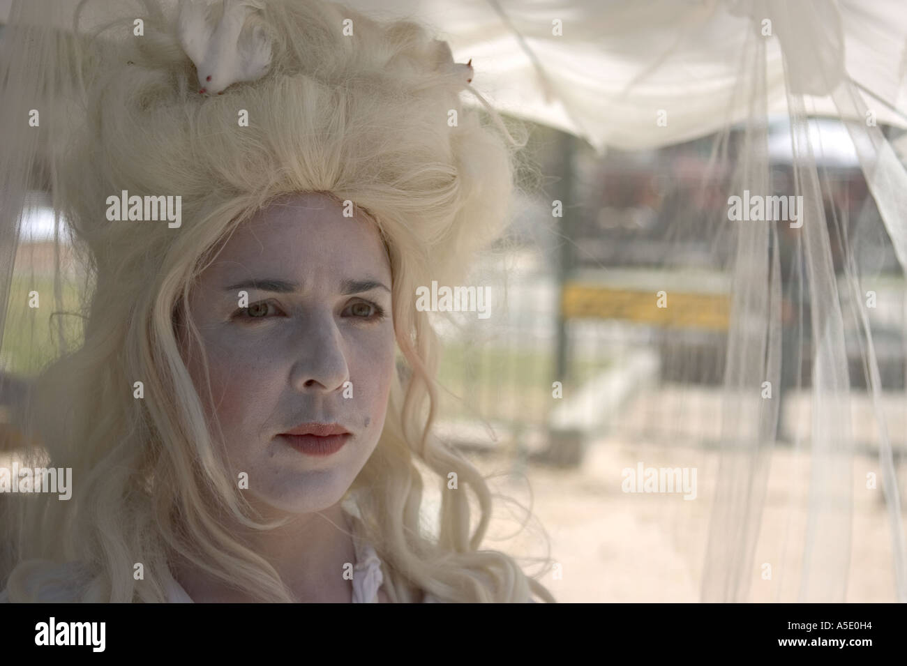 Female street performer hi-res stock photography and images - Alamy