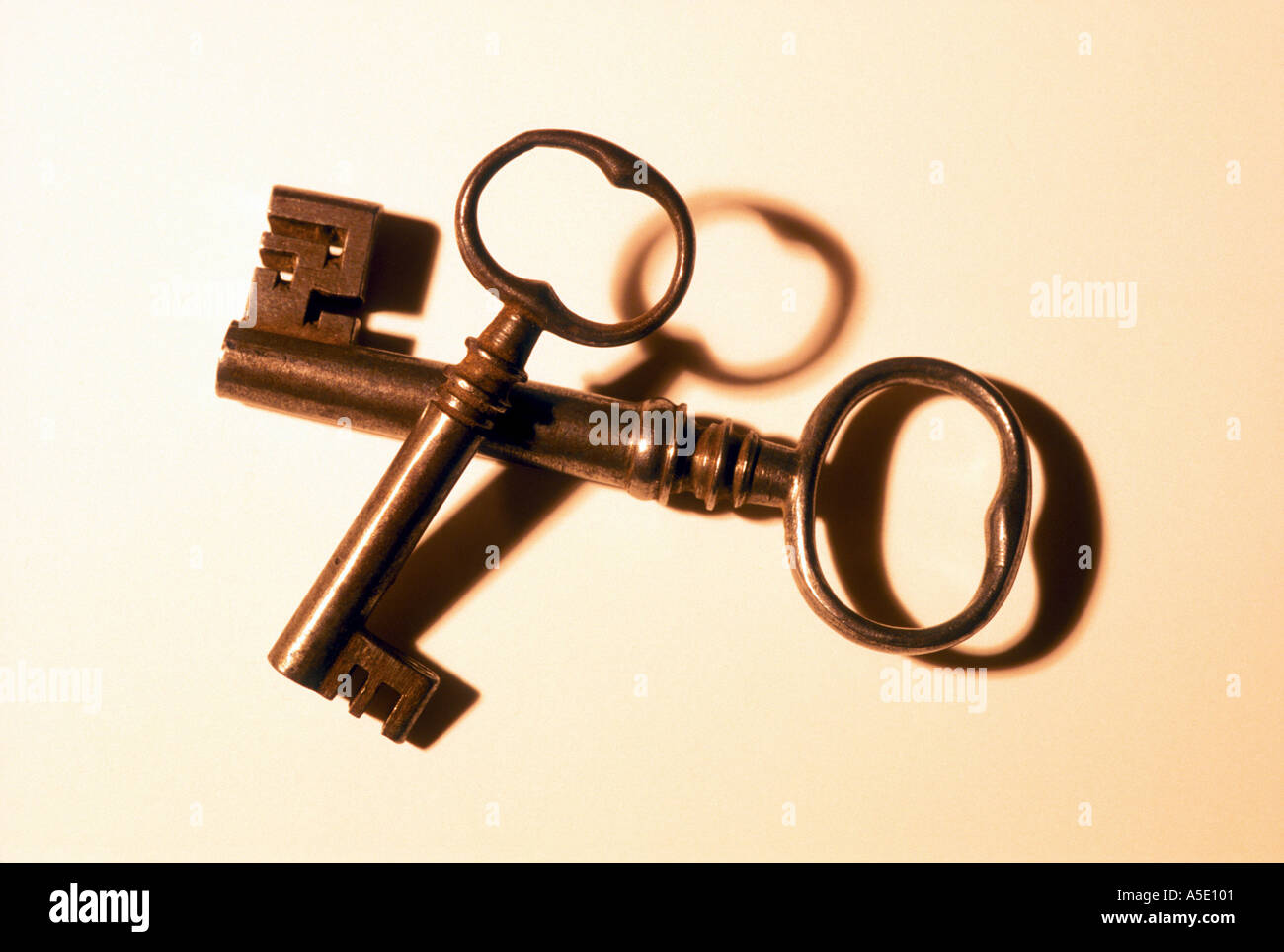 Two crossed keys hi-res stock photography and images - Alamy