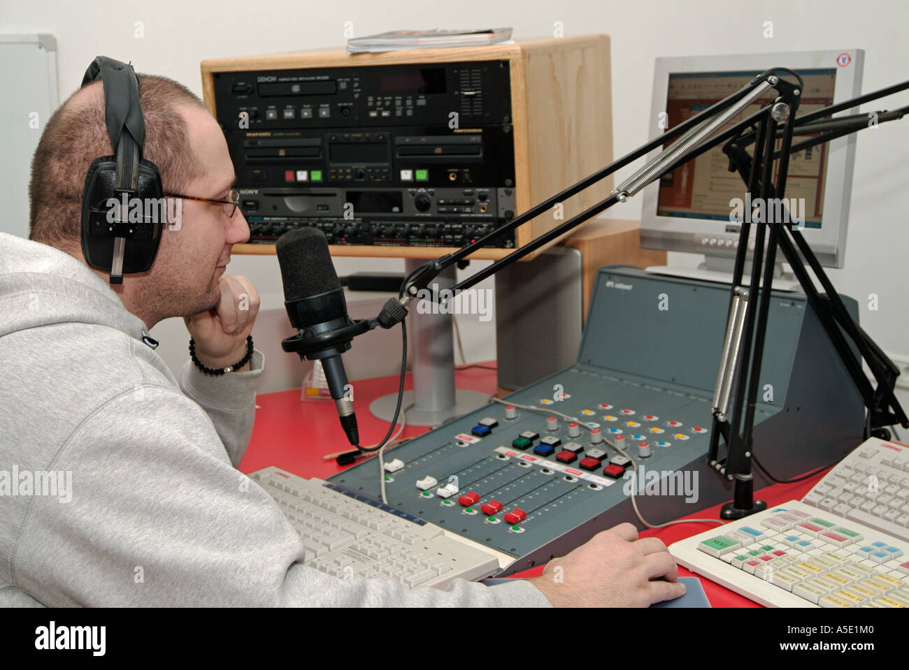 Radio presenter hi-res stock photography and images - Alamy