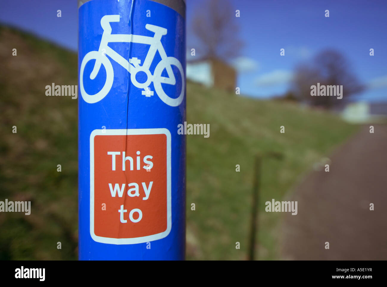 cycle track sign Stock Photo - Alamy