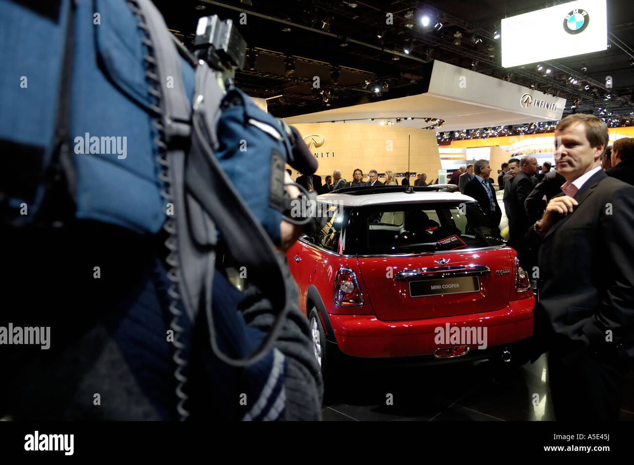 Cameraman filming show hi-res stock photography and images - Alamy