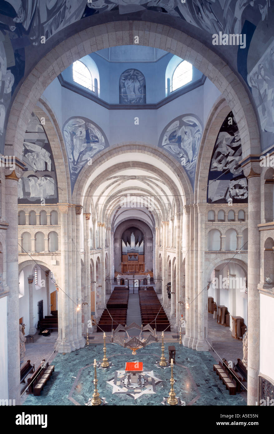 Köln, St. Aposteln, Blick von Osten in die Vierung Stock Photo - Alamy