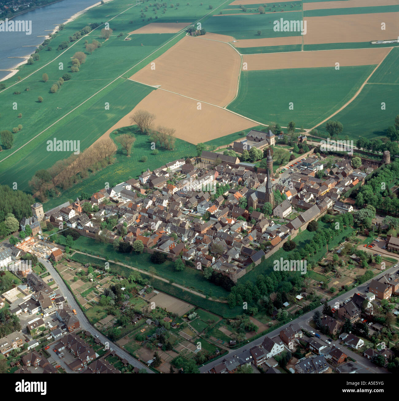 Zons, Altstadt von Norden, Luftbild Stock Photo - Alamy