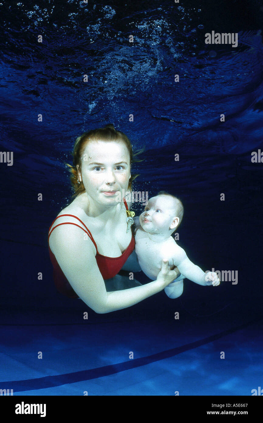 mother and baby diving in a pool Stock Photo - Alamy