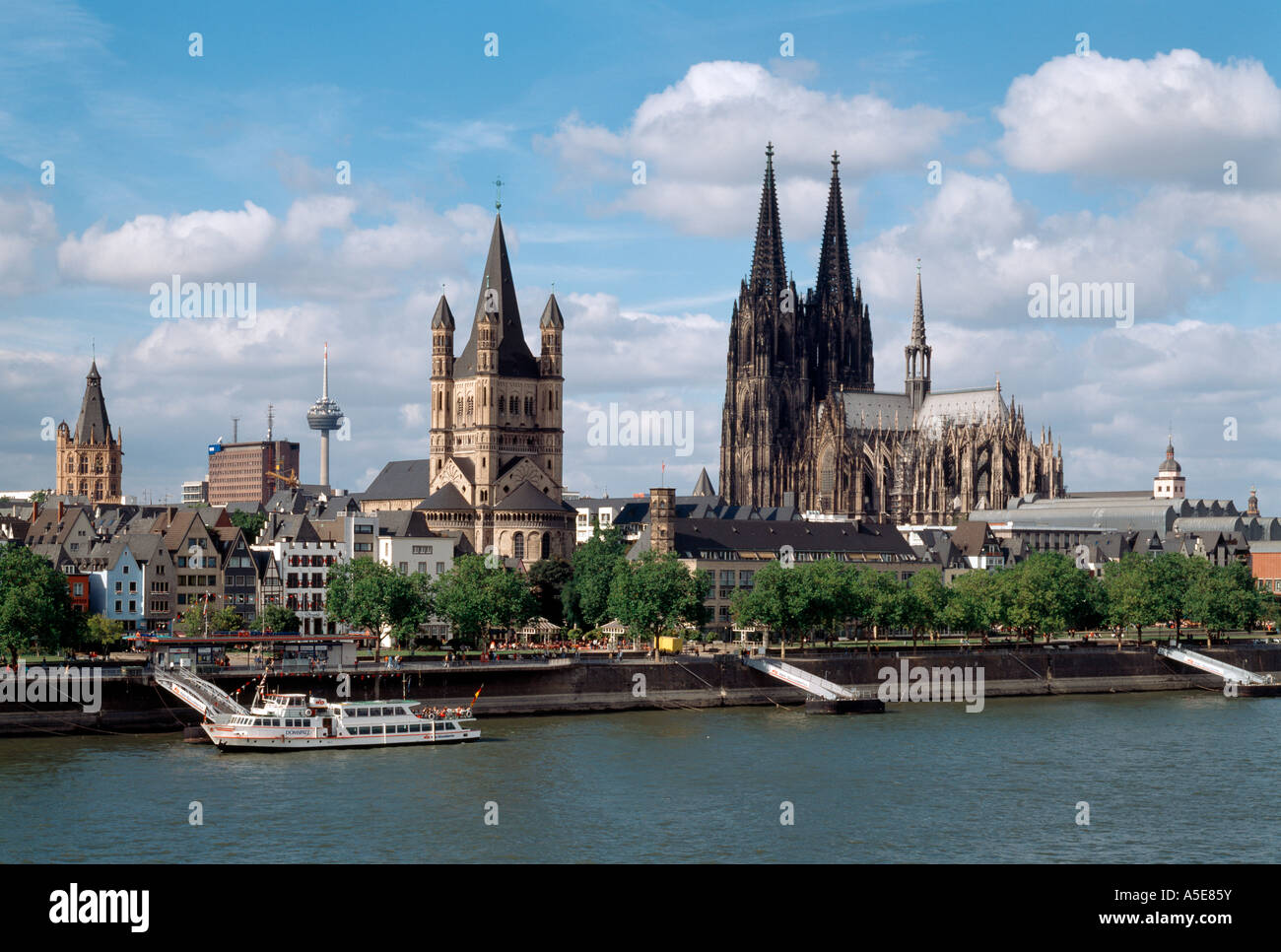 Köln, Panorama, Groß St.Martin, Rathaus und Dom Stock Photo - Alamy