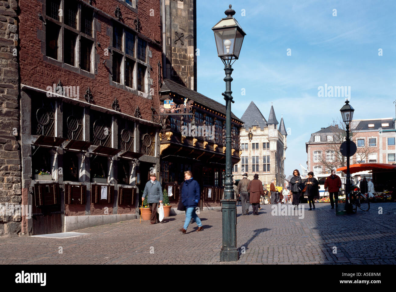 Aachen, Markt, Markt mit Postwagen und Haus Löwenstein Stock Photo - Alamy