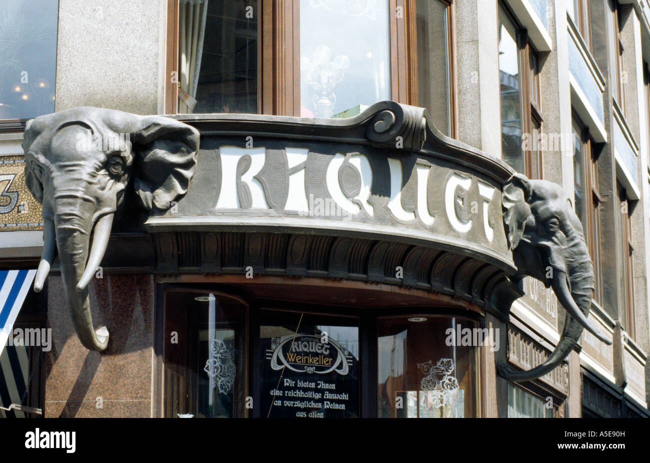 Leipzig, Café Riquet, Elefantenköpfe am Eingang Stock Photo - Alamy