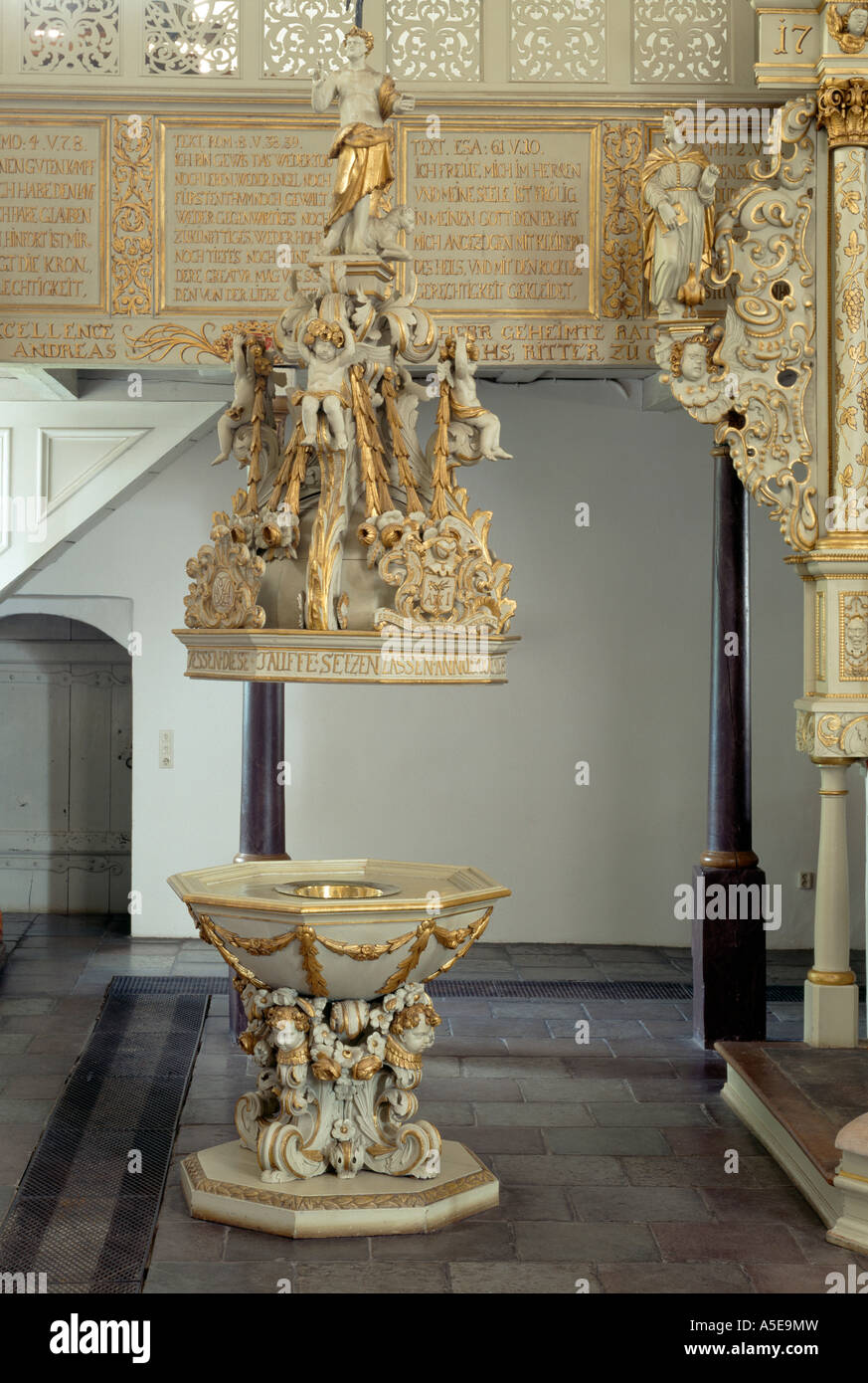 Rendsburg, Christkirche, Barocke Holztaufe Stock Photo - Alamy