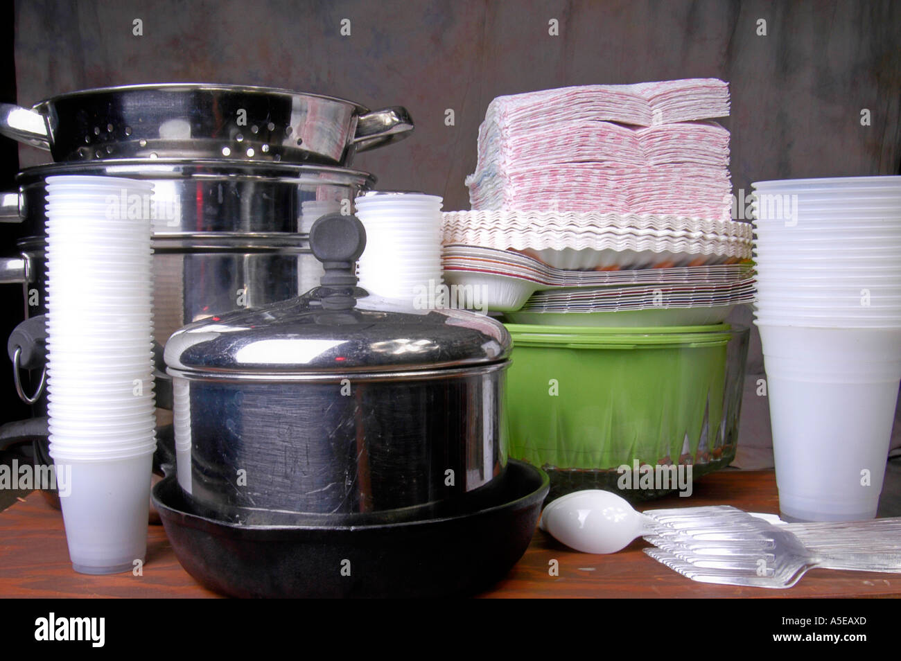 Paper pans hi-res stock photography and images - Alamy