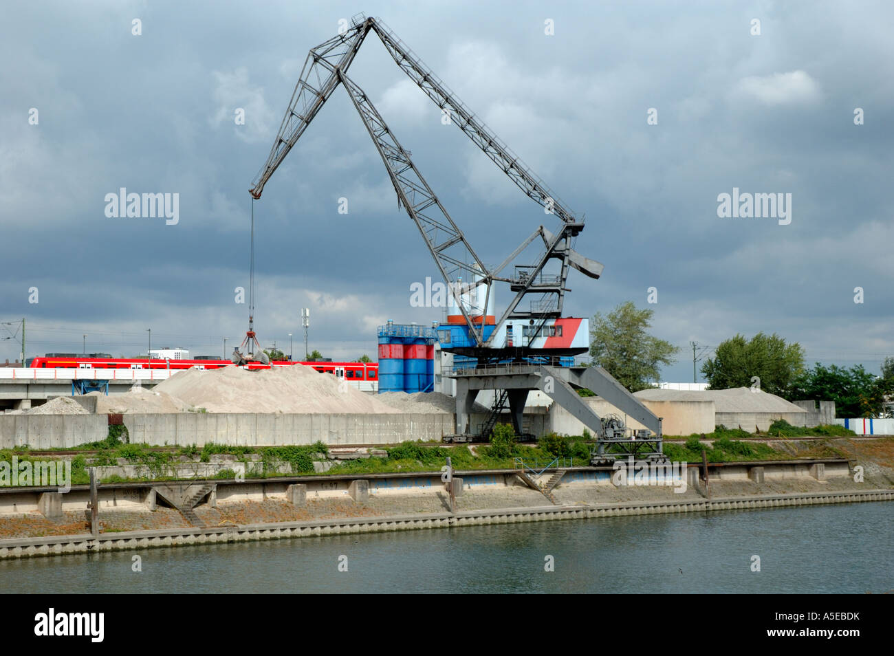 Crane in Jungbusch harbour area, Mannheim Stock Photo - Alamy