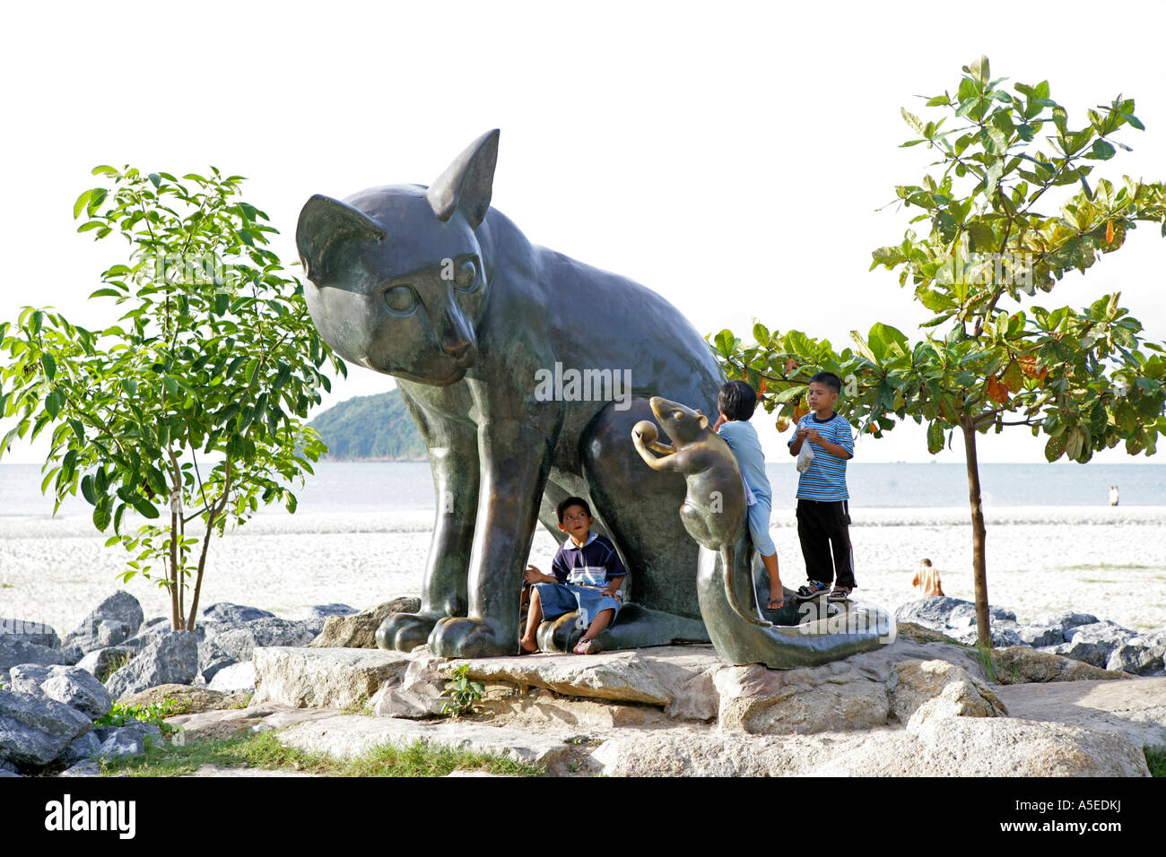 Sculpture Cat and Mouse in Songklah at Smila Beach Stock Photo - Alamy