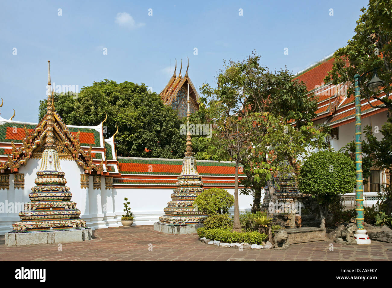 Wat Pho Tempel of the Reclining Buddha in Bangkok Stock Photo - Alamy